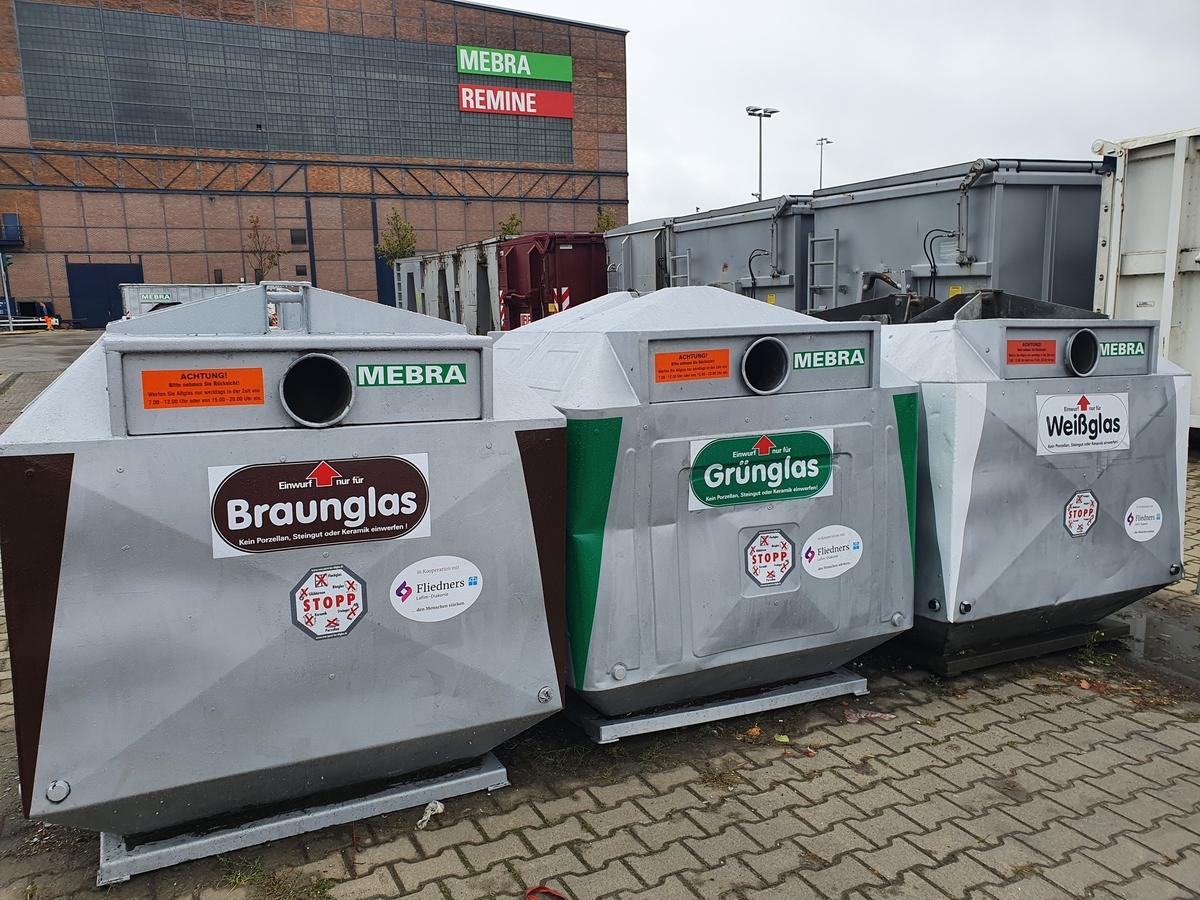 Einwurfzeiten für Glascontainer sollten bitte eingehalten werden ...