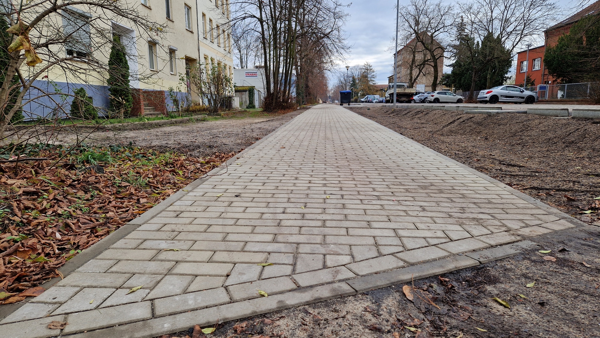 Der Gehweg in der Potsdamer Landstraße ist vollbracht - Stadt ...